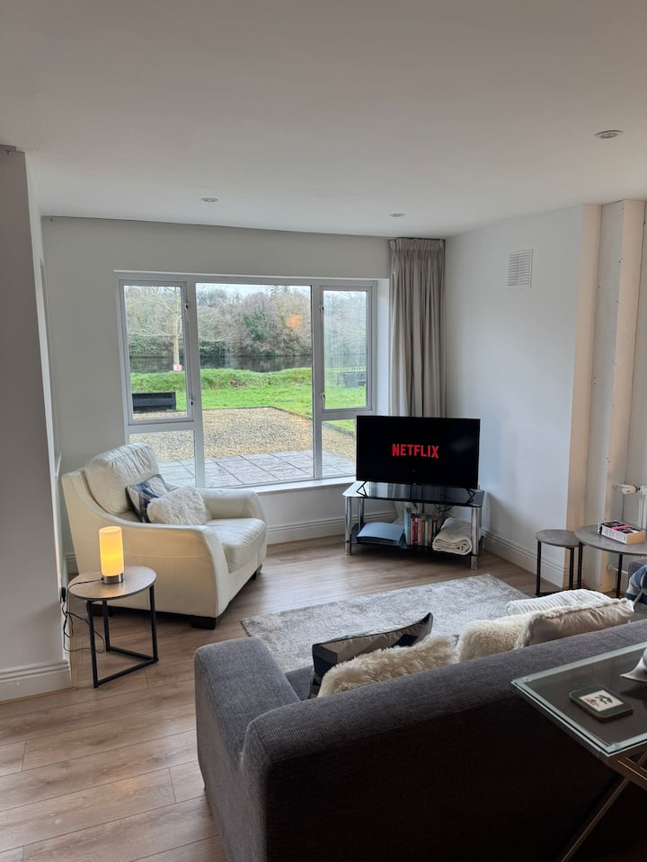 Luxury Riverside Retreat In Gated Killaloe Marina - Killaloe