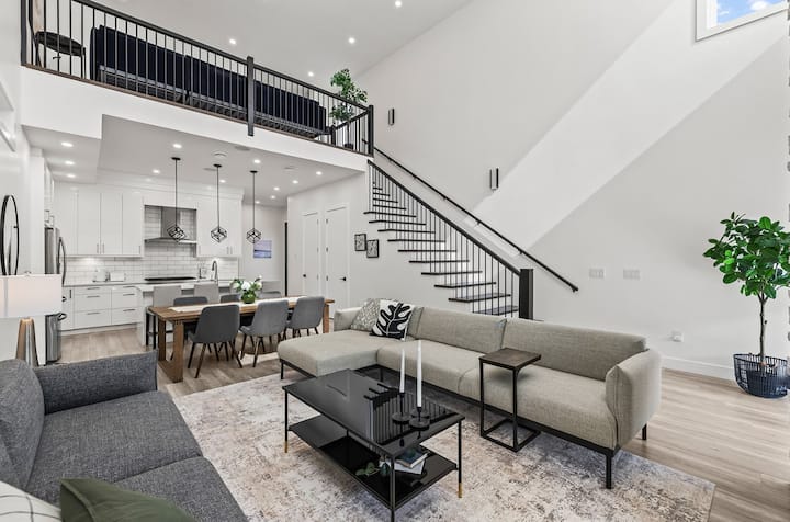 Modern Creekside Getaway - Kelowna