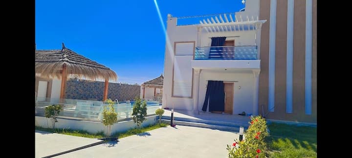 Grande Villa Pour Plusieurs Familles - Dzserba