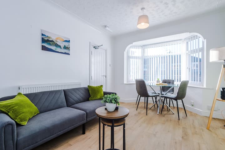 4 Bed Contractor Little Hulton | M38 | Long Stays - Bolton