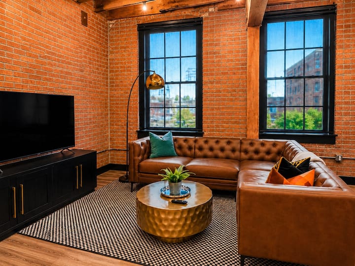 Brick & Bed - Luxury Riverfront Loft - King Bed - St. Louis, MO