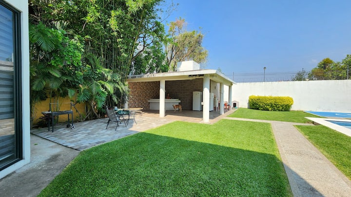 Casa De Lujo Con Alberca Y Cancha De Básquet - Cuernavaca