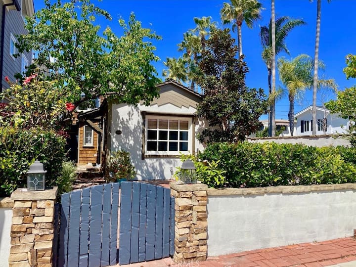 Your Beachside Balboa Cottage! 1936 Historic Charm - 뉴포트비치
