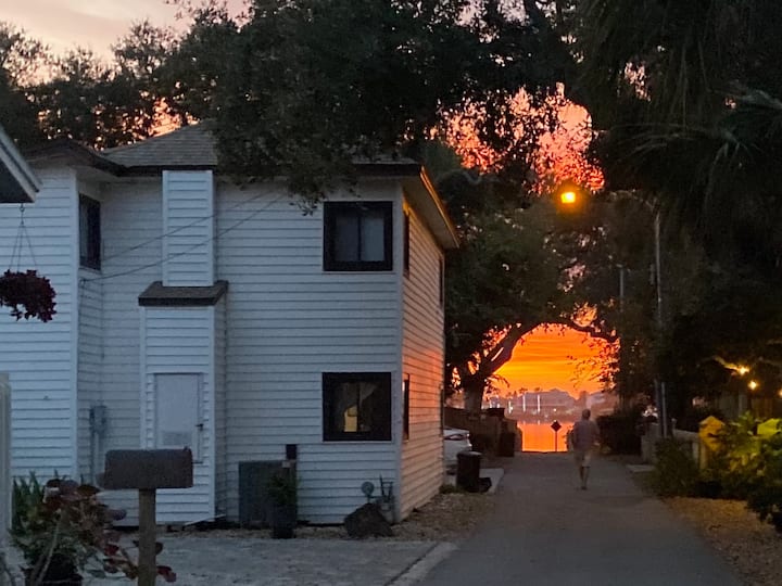 Doris Cottage - New Smyrna Beach, FL
