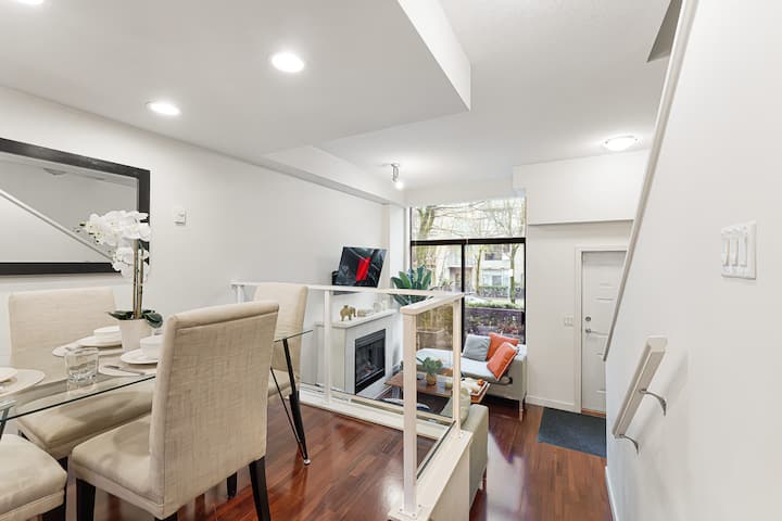 Cozy 2+den Townhouse In Yaletown Area - North Vancouver