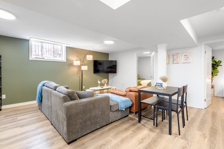 Sleeps 5 | 2 Beds | Cozy Home North London - London, ON, Canada