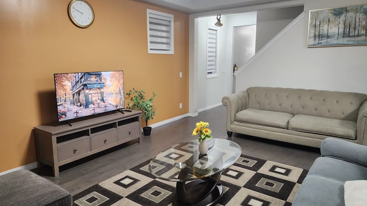 Entire A/c Home Near Airport, All 3 Levels - Alberta