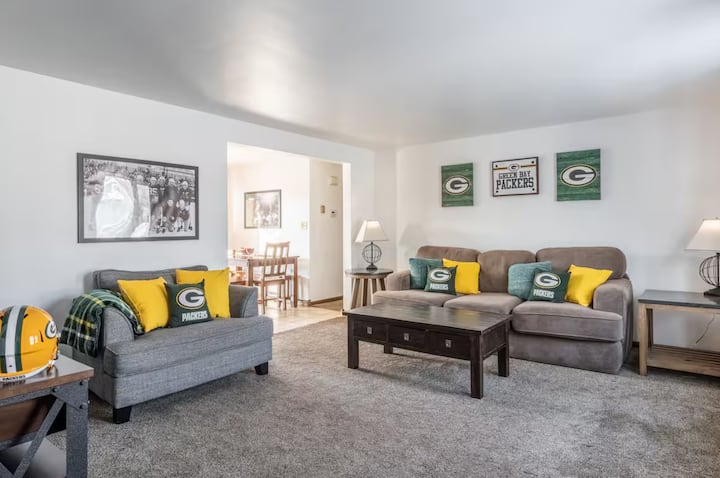 Comfortable Home Steps To Lambeau - Green Bay, WI