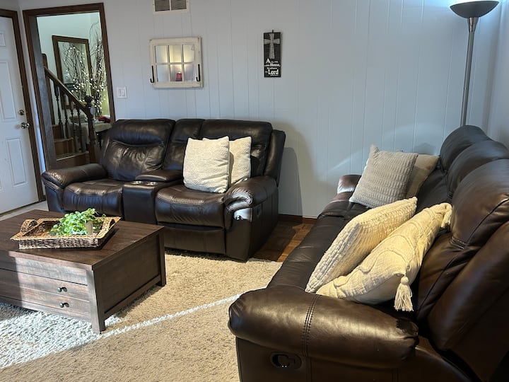 The Warm Welcome Stay: Sleeps 11 - Belton, MO