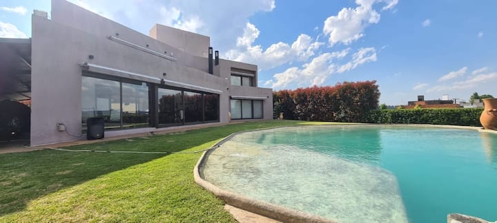 Casa Sobre Dique Lago Los Molinos - Argentina