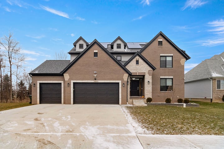 Modern Luxurystylish Urban Escapeluxe Comfort Home - Sterling Heights, MI