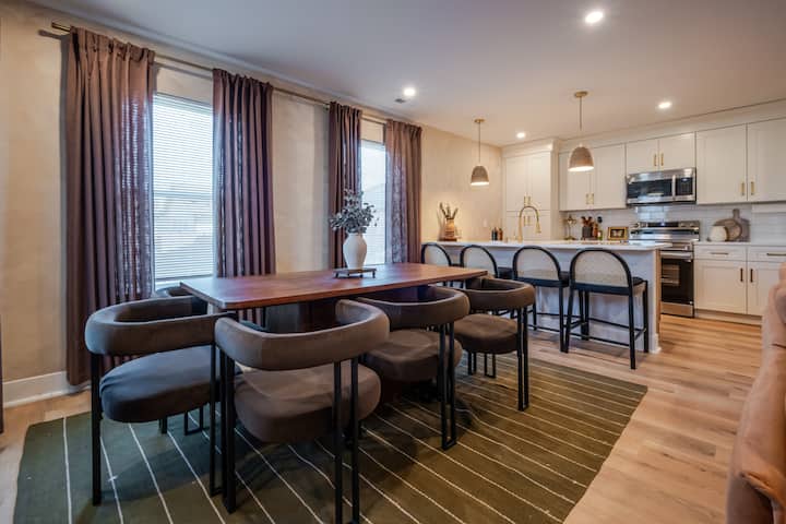 Renovated Spacious Home Near Downtown | Sleeps 10 - Richmond, VA