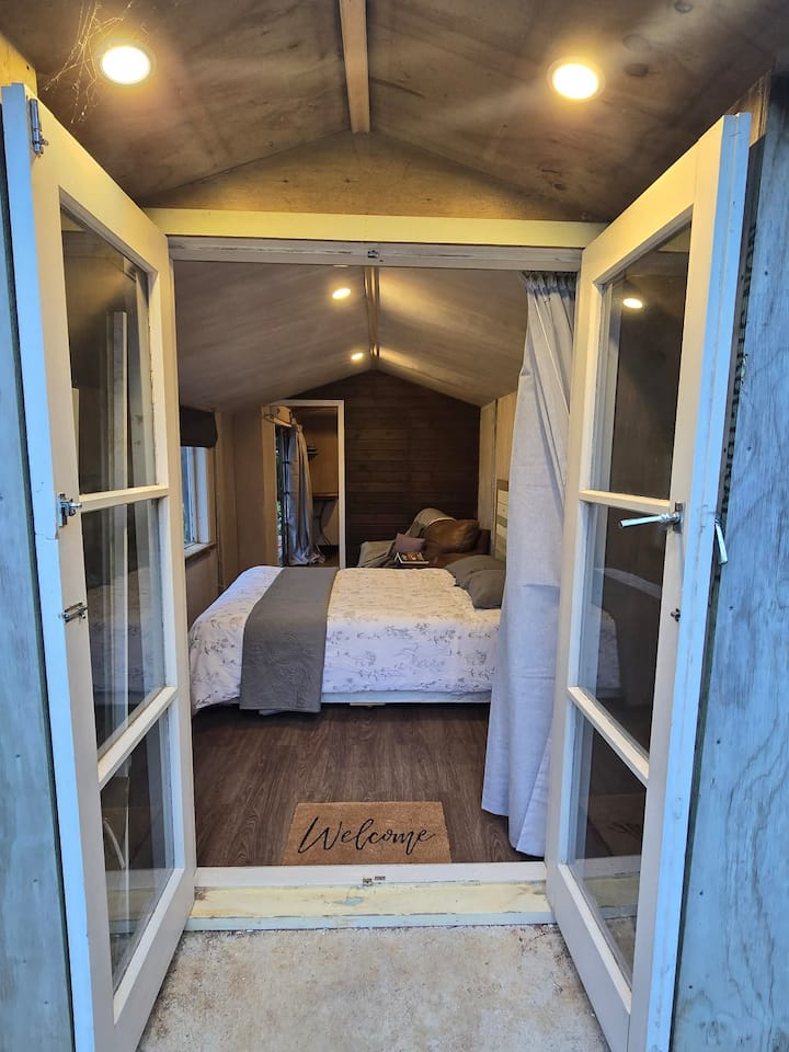 Itty Bitty Chalets In Raglan. - Raglan