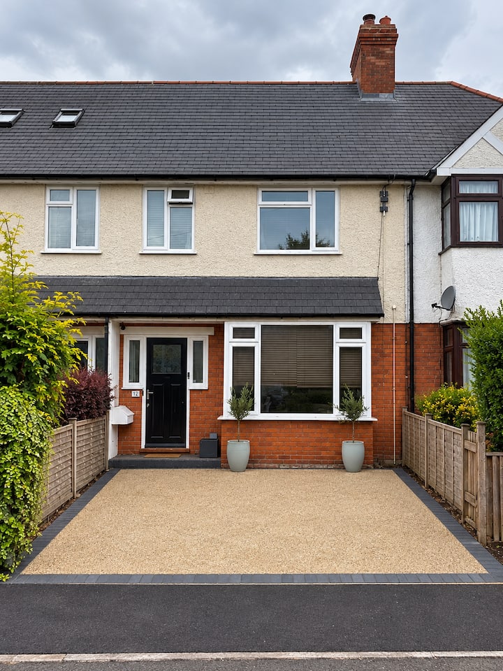 Central Taunton Townhouse | Sleeps 6 | Work Space - Taunton