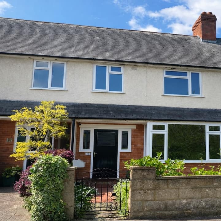 Central Taunton Townhouse | Sleeps 6 | Work Space - Taunton