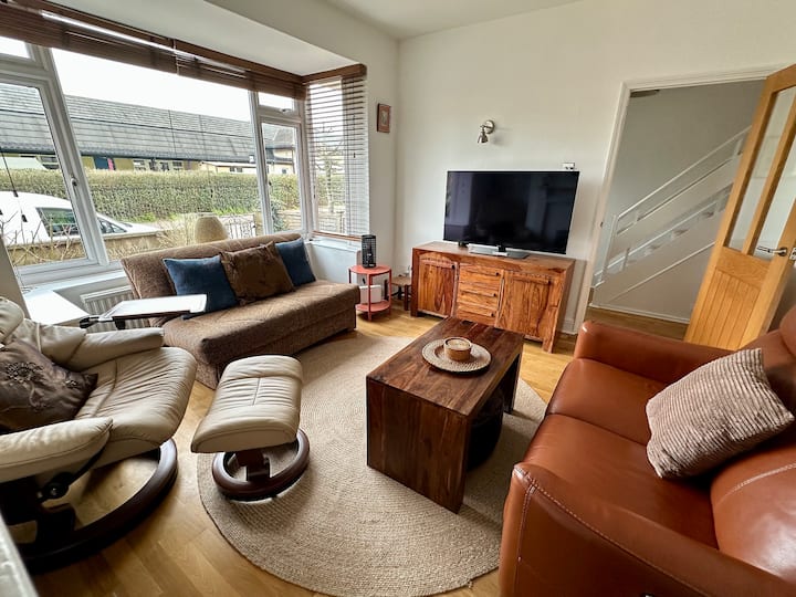 Central Taunton Townhouse | Sleeps 6 | Work Space - Taunton