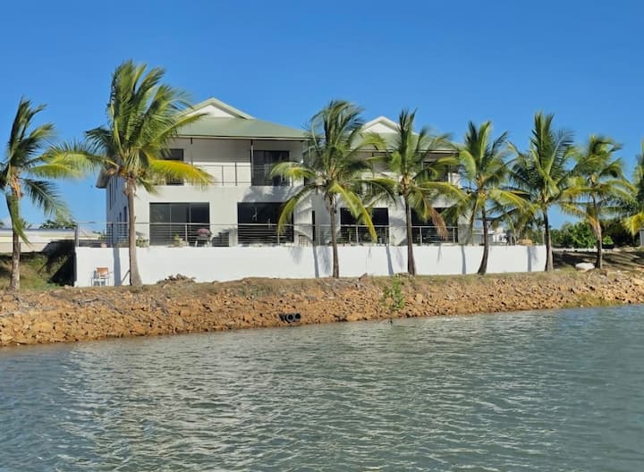 Hinchinbrook Lodge Luxury Waterfront Accommodation - Cardwell