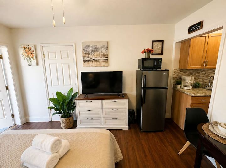 Cozy Beachside Studio For Solo Travelers & Couples - Sunny Isles Beach, FL