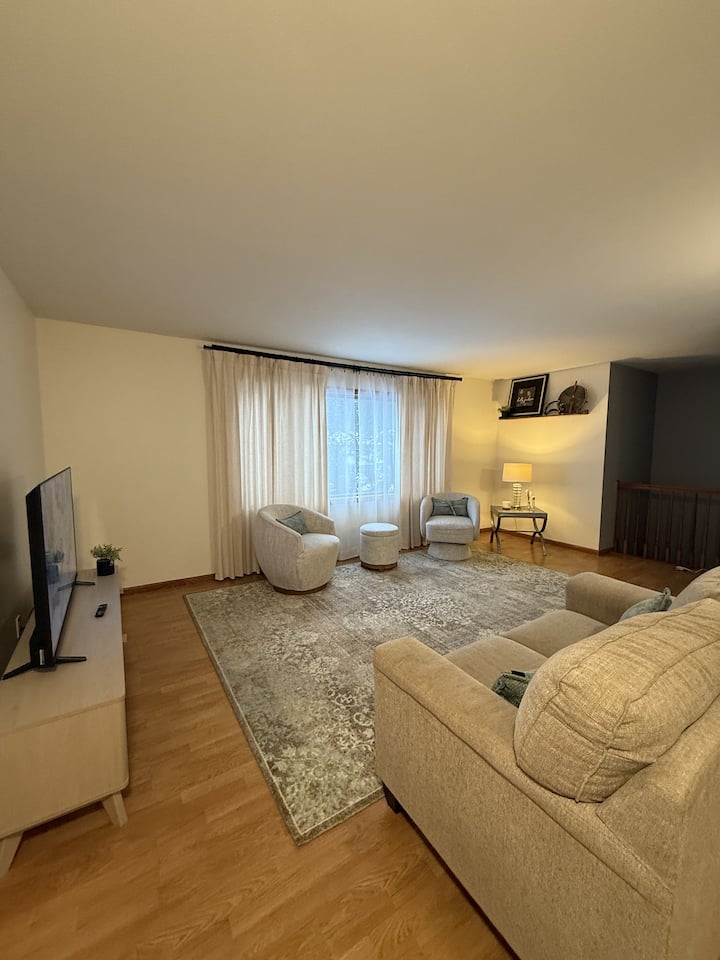 Cozy 2brd Upper Unit - Madison