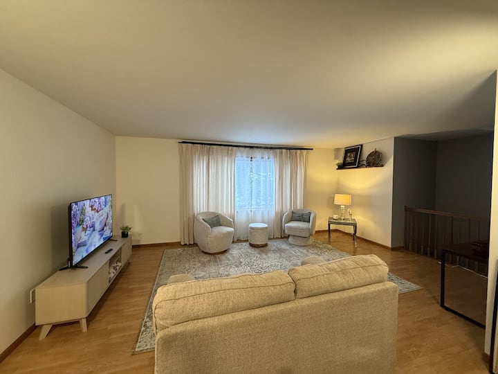 Cozy 2brd Upper Unit - Madison