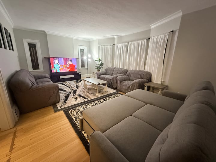 Spacious House In Regina Near Rae St & College Ave - Regina