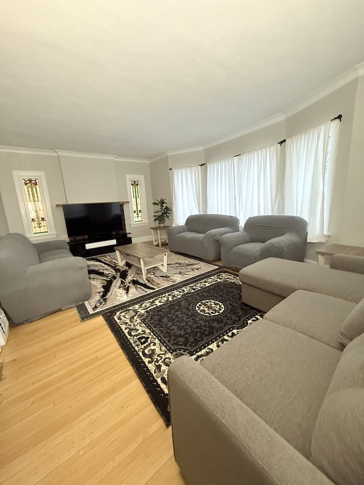 Spacious House In Regina Near Rae St & College Ave - Regina