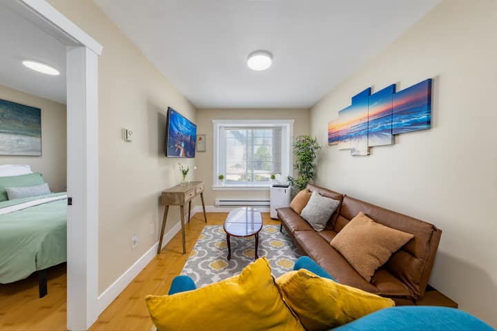 A Convenient Escape Private Coach House Retreat - Langley