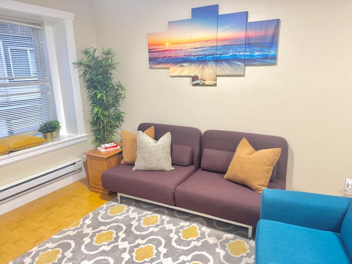 A Convenient Escape Private Coach House Retreat - Langley, BC