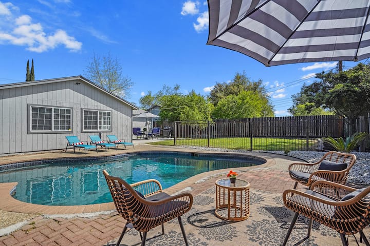 Modern Poolside Retreat In Citrus Heights - Citrus Heights, CA