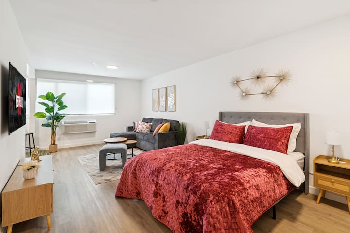 Charming Studio Near Walk Of Fame | Pool & Parking - West Hollywood