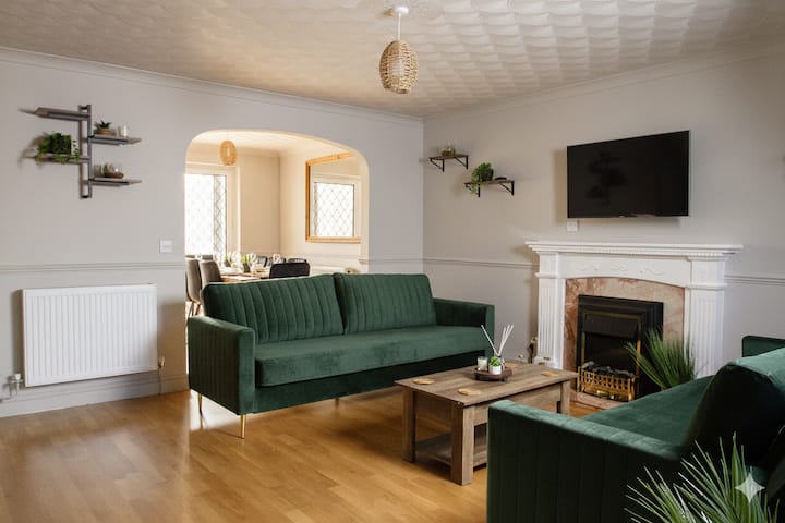 Stylish 5 Bed Swindon Home, With Private Drive. - Oxfordshire