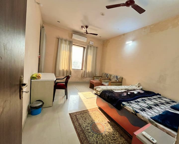 The Best Of Both Worlds: Serene Green Retreat. - Prayagraj