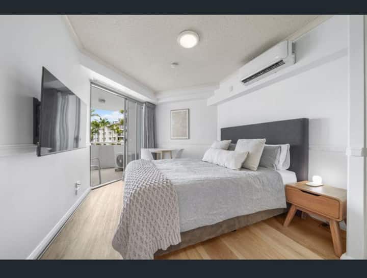 Studio Retreat | Pools, Spa & Gym | 200m To Beach - Alexandra Headland