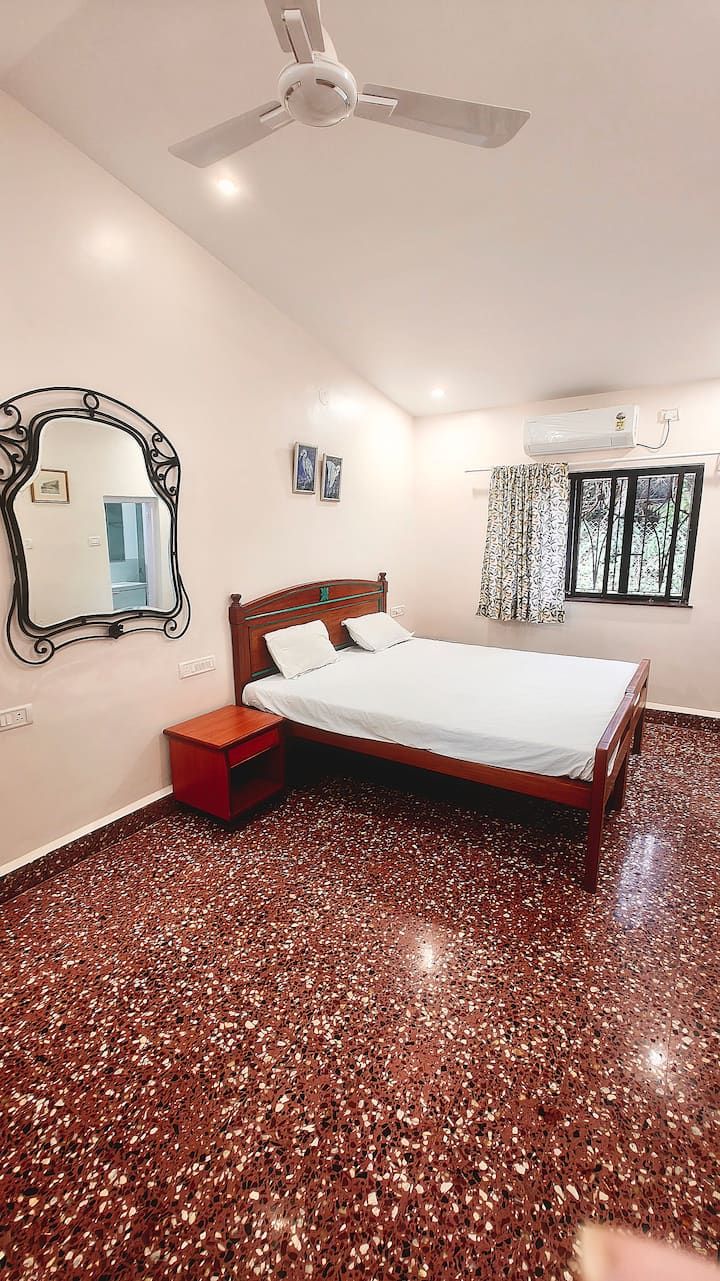Master Bedroom In Soulnest Cottage - Mahabaleshwar