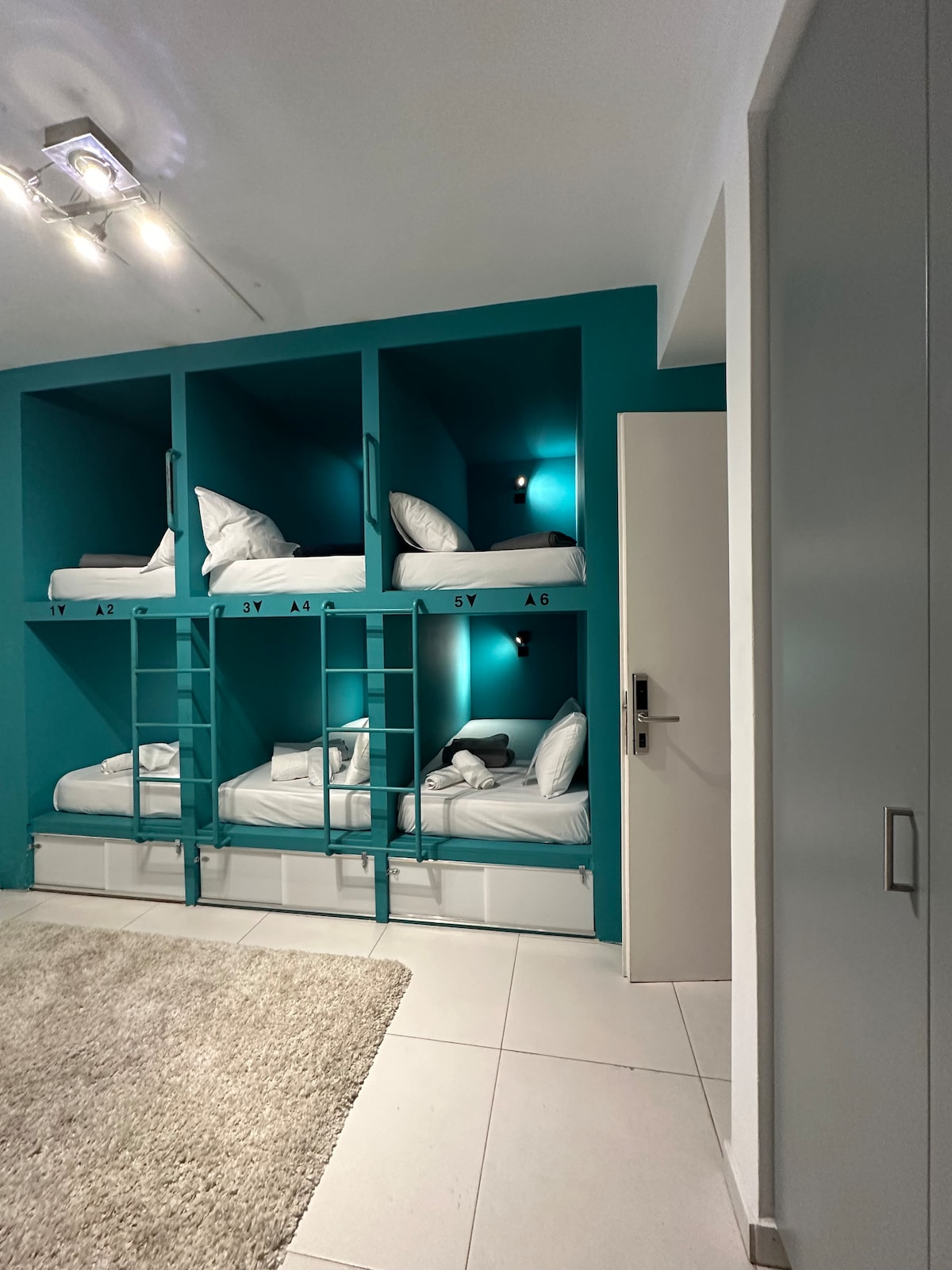 Pink Mango Hostel @ Cama en dormitorio - Hostales en alquiler en Atenas ...