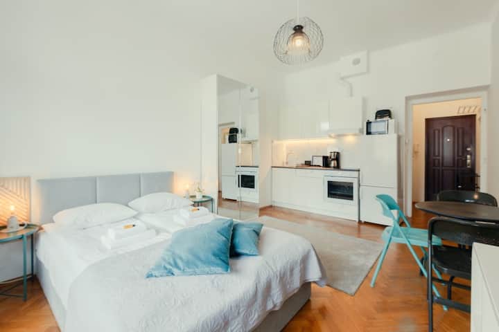 Spacious And Cozy 1-bedroom Apartment With Balcony - Cracovia