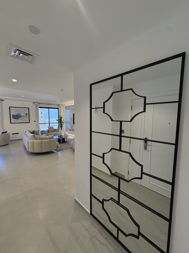 Luxury High-floor 2br Apartment: Sea Views - Dubai