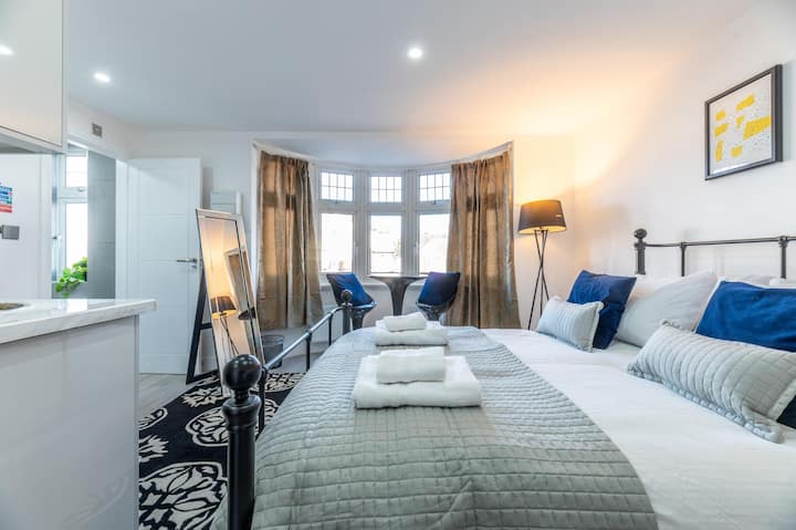 Modern Studio Near Kingston & London - Surbiton