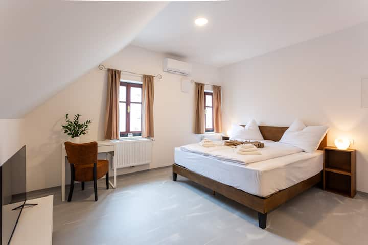 Manna Double Room With Optional Folding Bed - Ljubljana