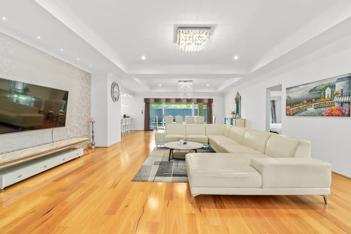 Modern & Elegant Retreat - A Private Luxury Home - Hilbert