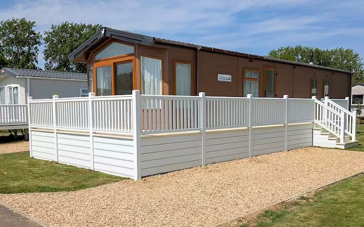 Modern 3 Bedroom Home On Billing Aquadrome - Billing Aquadrome