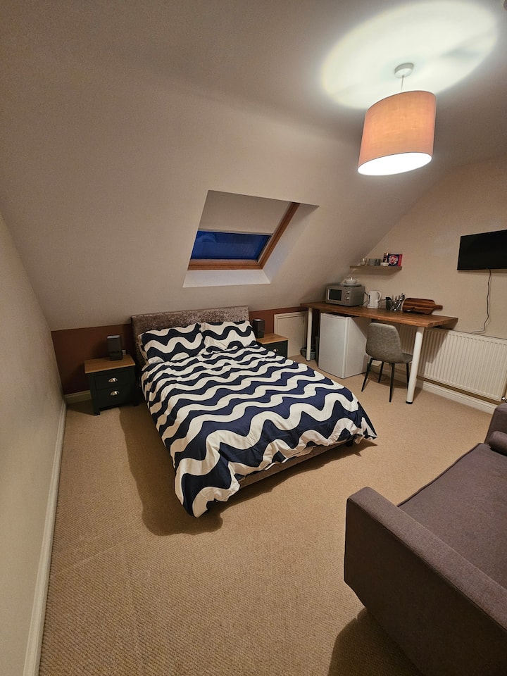 Private Suite With Private Entrance - Gloucester, UK