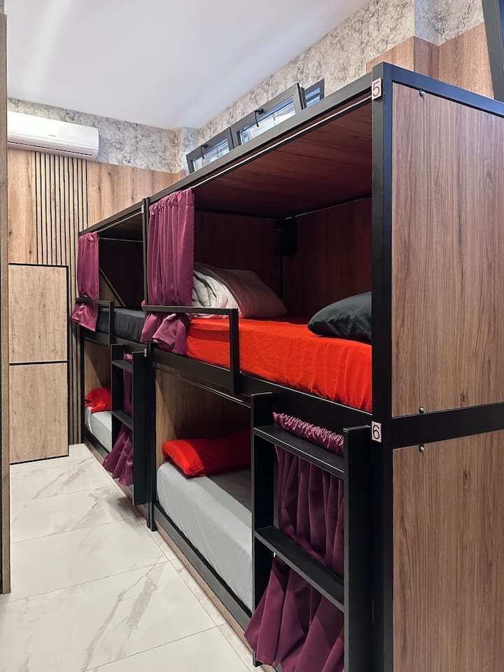 Habitación Privada Con 8 Camas Y Baño Dentro - Madrid