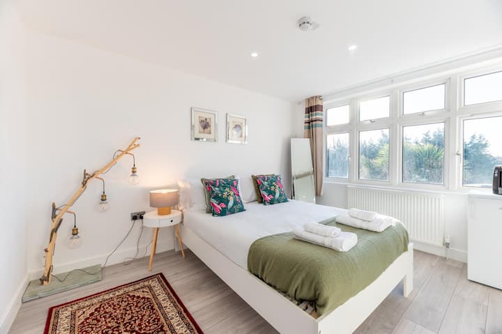 Stylish Surrey Studio, Great Transport - 엡솜