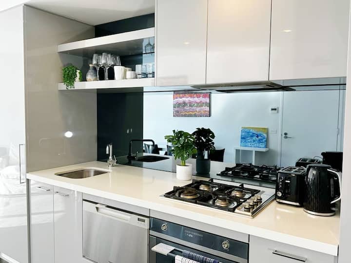 Near Cbd/albert Park/march Special/limited Dates - St Kilda