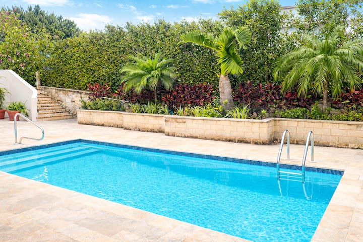 Private Bermuda Retreat Pool, Sun & Island Comfort - Bermuda