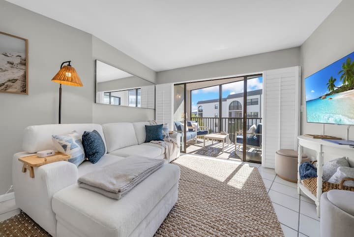 Island Oasis: Huge Pool/spa/tennis, 1/1 Sleeps 6 - Marco Island, FL