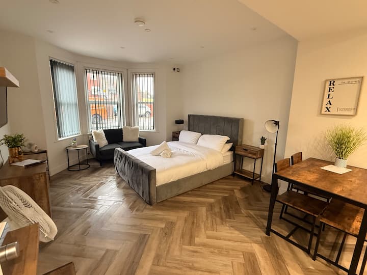 Luxury, Ground Floor Apartment - Parking /Netflix - Poole