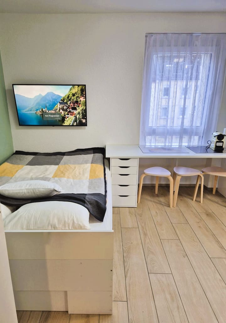 Modern Comfort Studio Hub With Balcony Bliss - Zurich, Switzerland