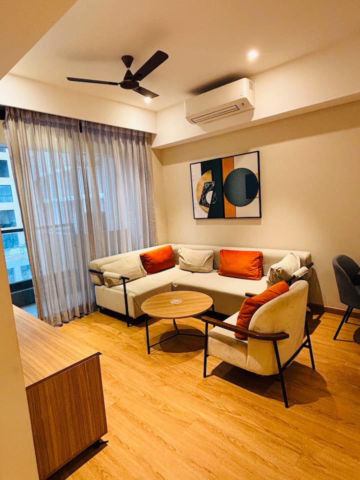 S S The Studio Stay 2br - Raipur